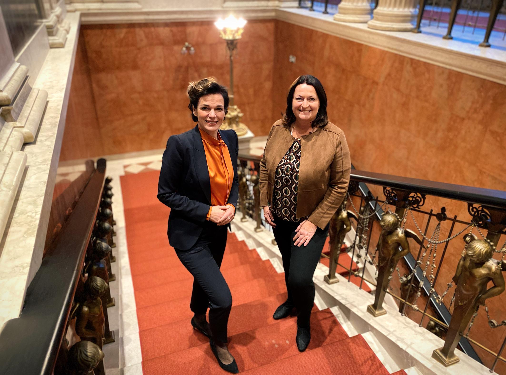 Hohes Haus im neuen Glanz - wir im bild