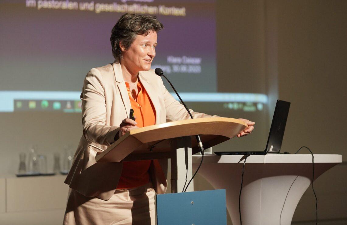 _Univ.-Prof.in Dr.in Klara-Antonia Csiszar DSC08442-scaled - wir im bild